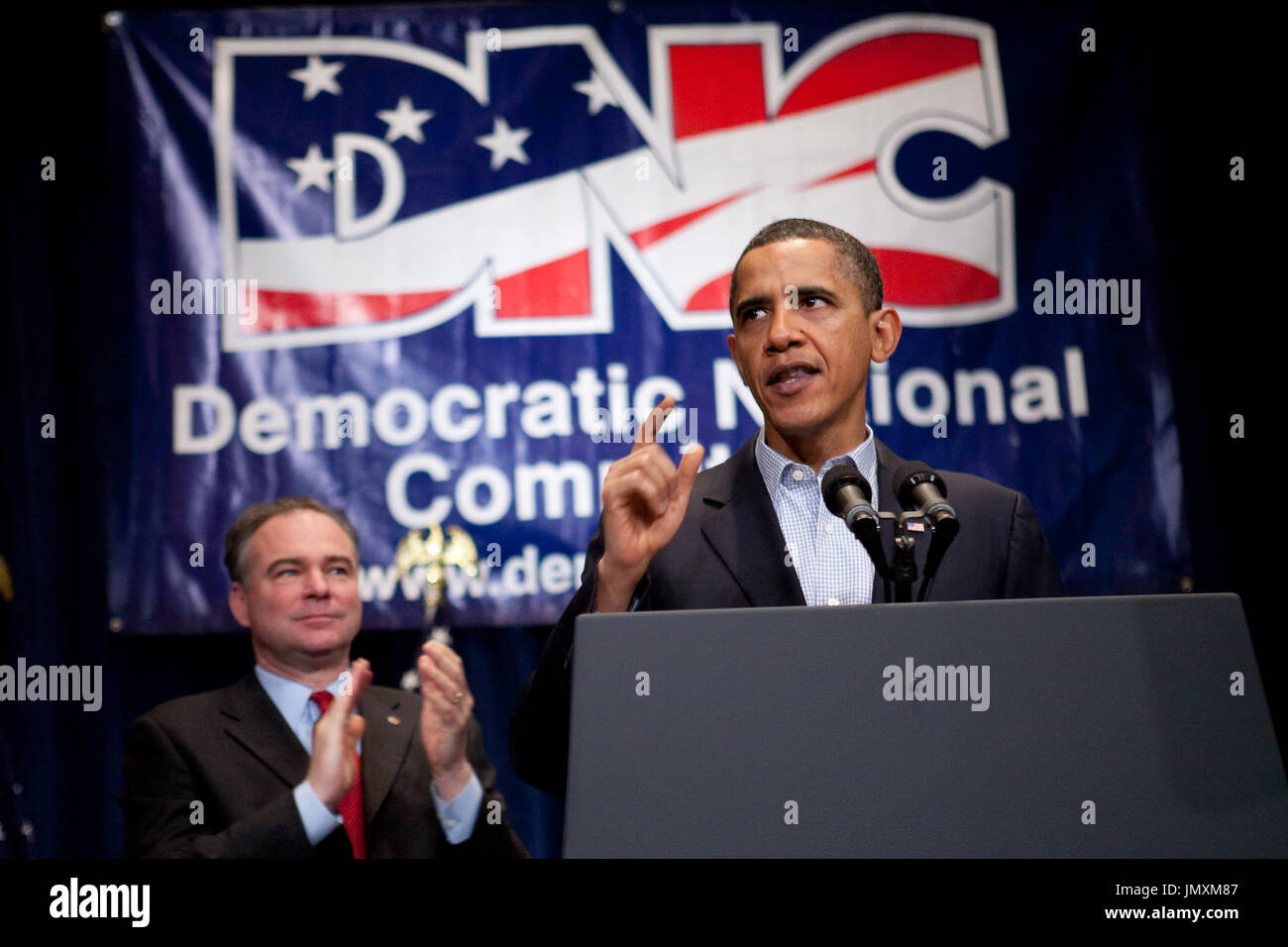 United States President Barack Obama receives applause from Democratic ...