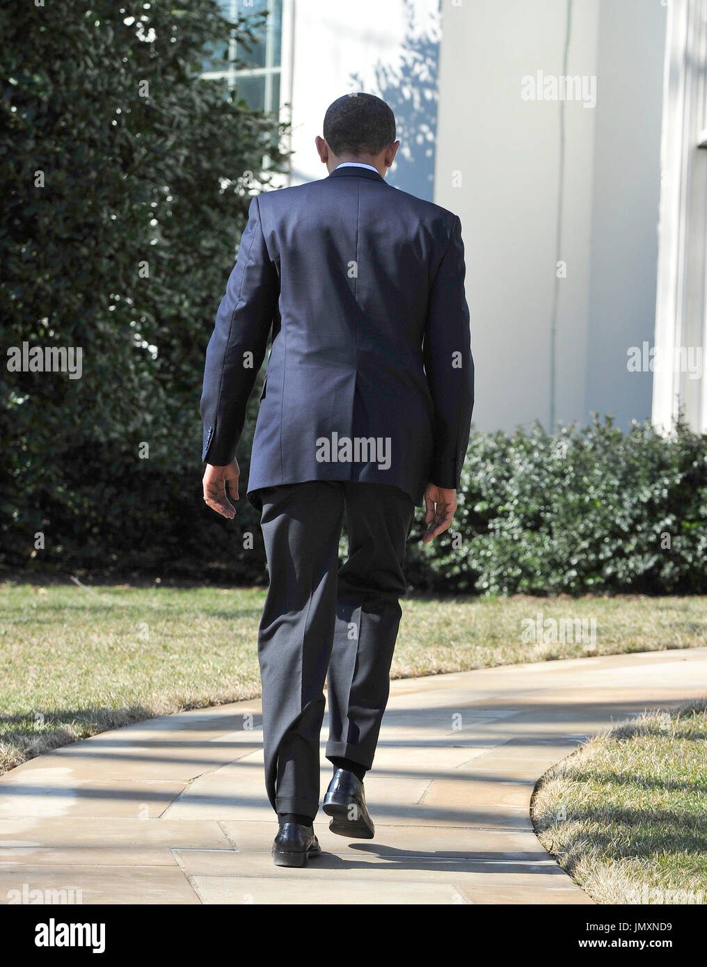United States President Barack Obama returns to the Oval Office after ...
