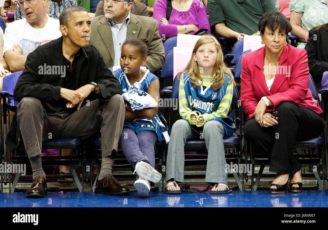 United States President Barack Obama, his daughter Sasha, an ...