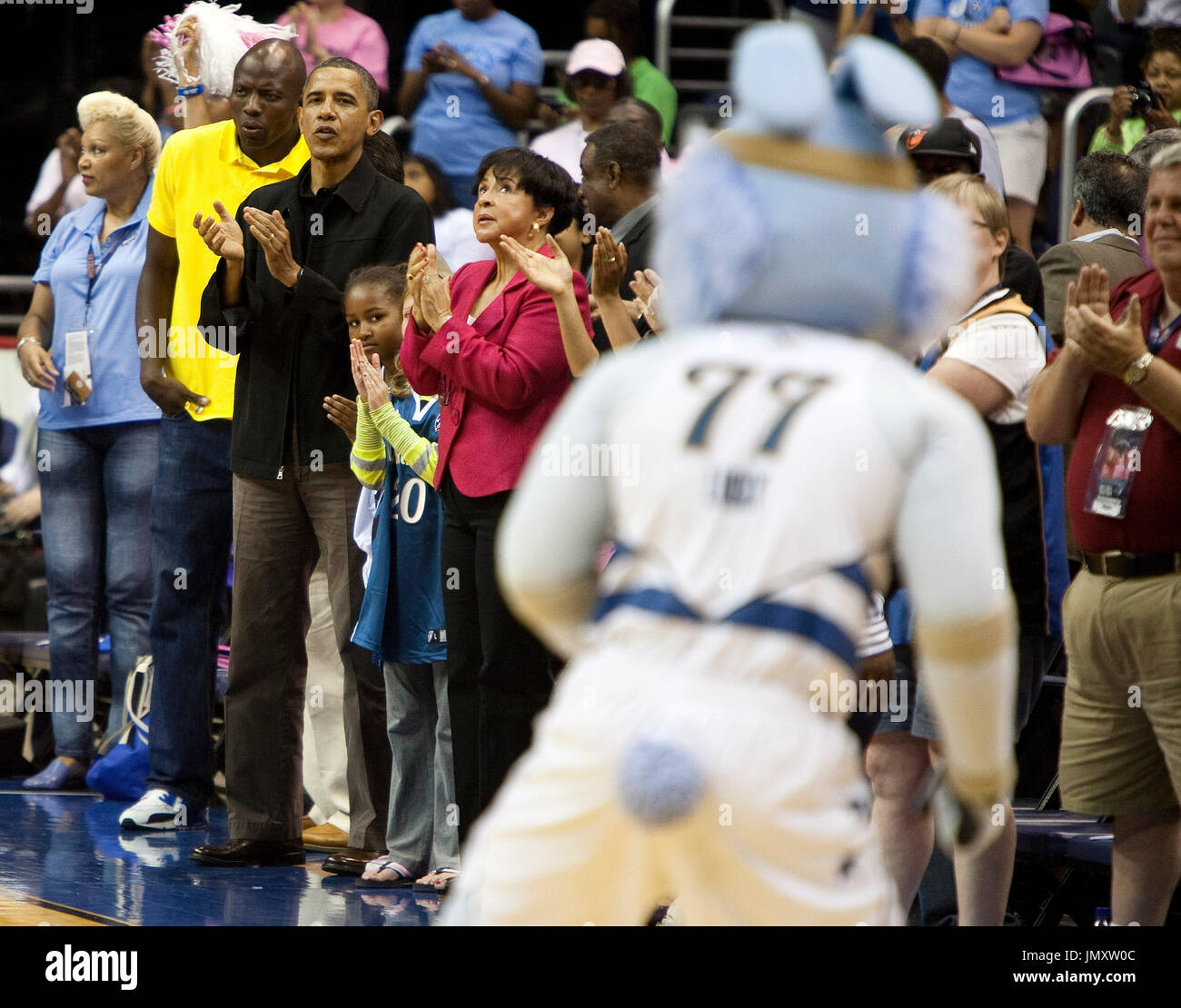 United States President Barack Obama, his daughter Sasha and Shelia ...