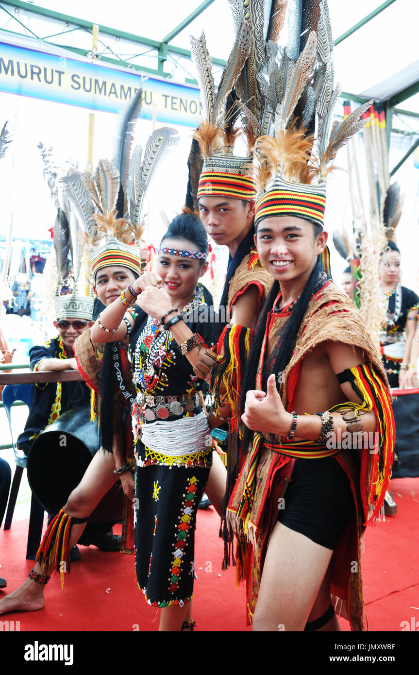Woman traditional clothing borneo hi-res stock photography and images ...