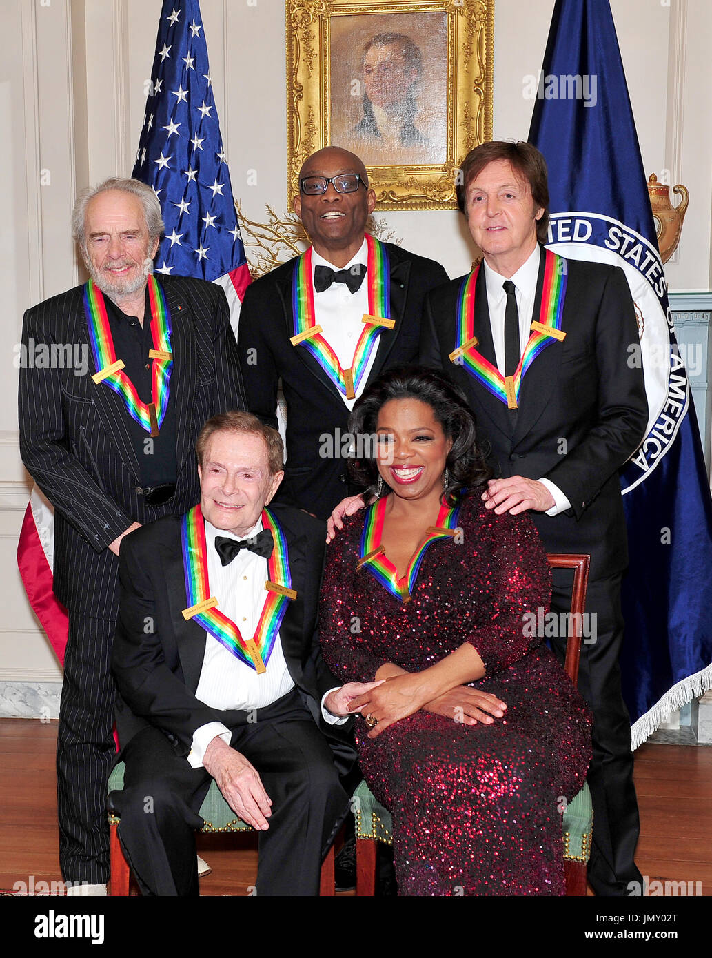 The 2010 Kennedy Center honorees pose for their formal class photo ...
