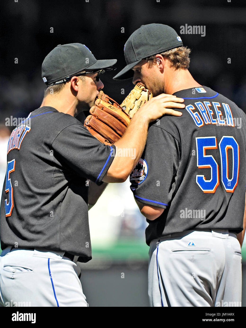 New York Mets third baseman David Wright (5) discussed strategy with ...