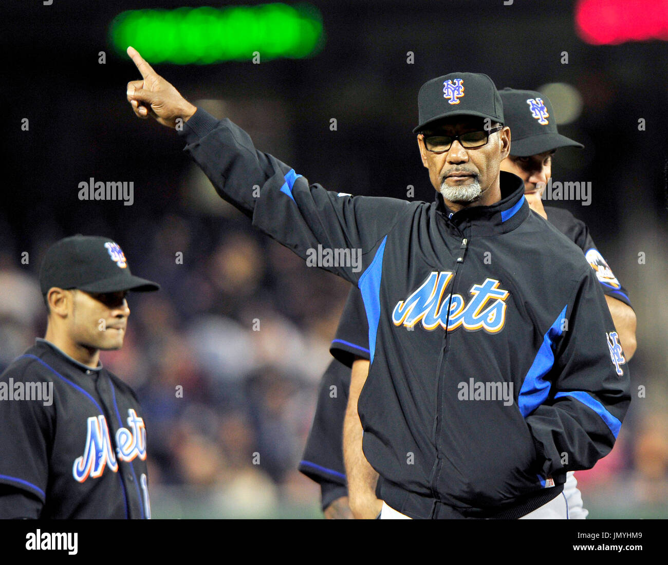 New York Mets manager Jerry Manuel signals for a new pitcher in the ...