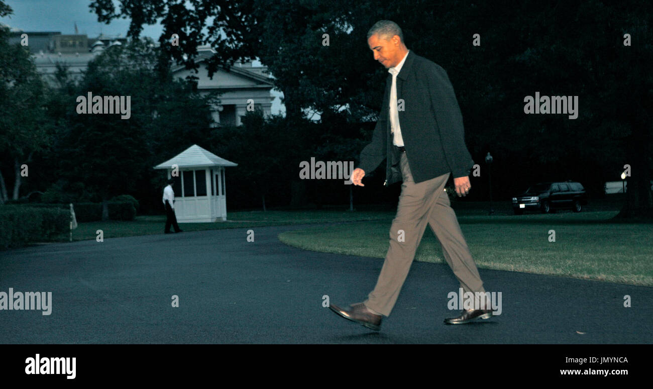 United States President Barack Obama walks from Marine One to the White ...