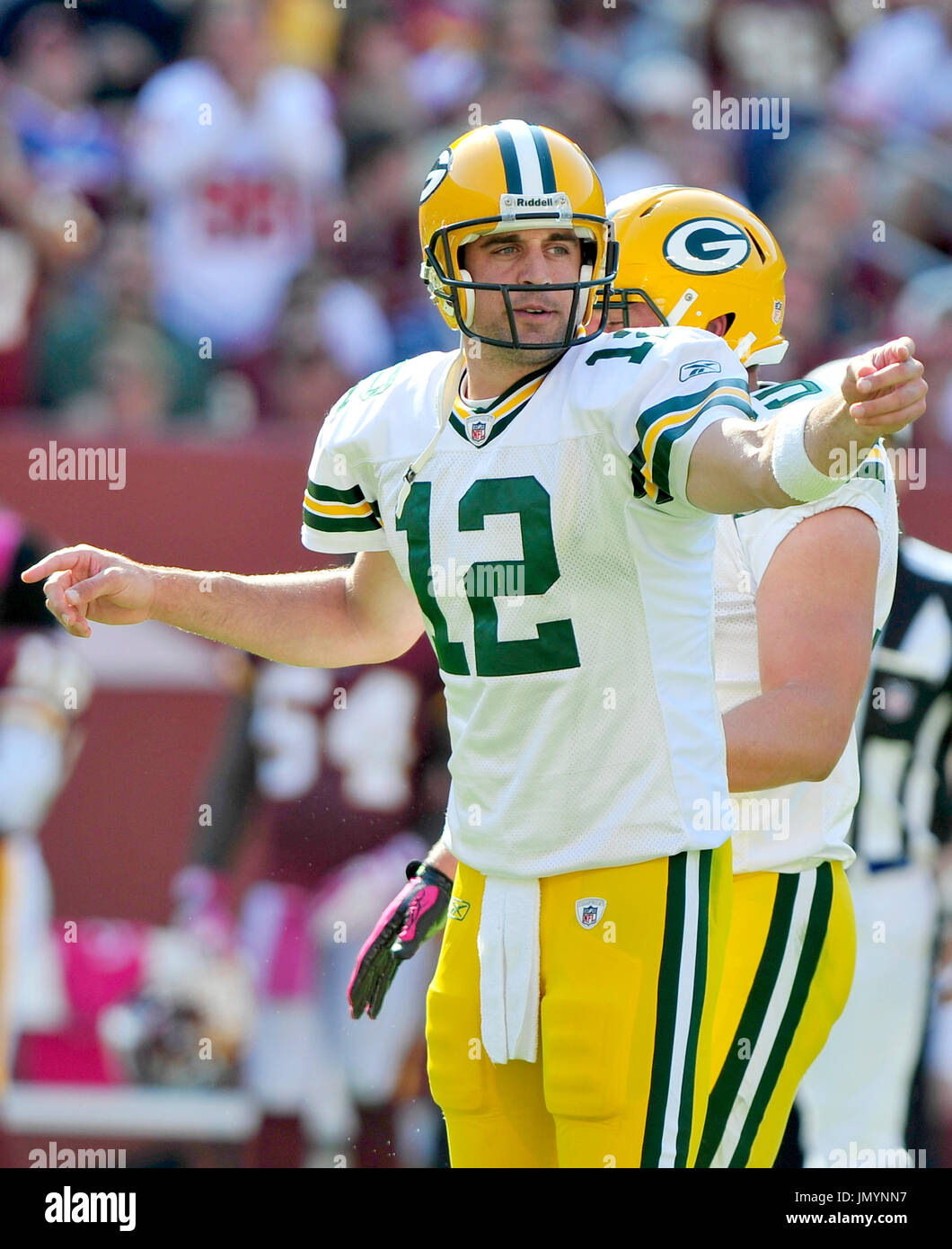 Green Bay Packers quarterback Aaron Rogers (12) directs the offense ...