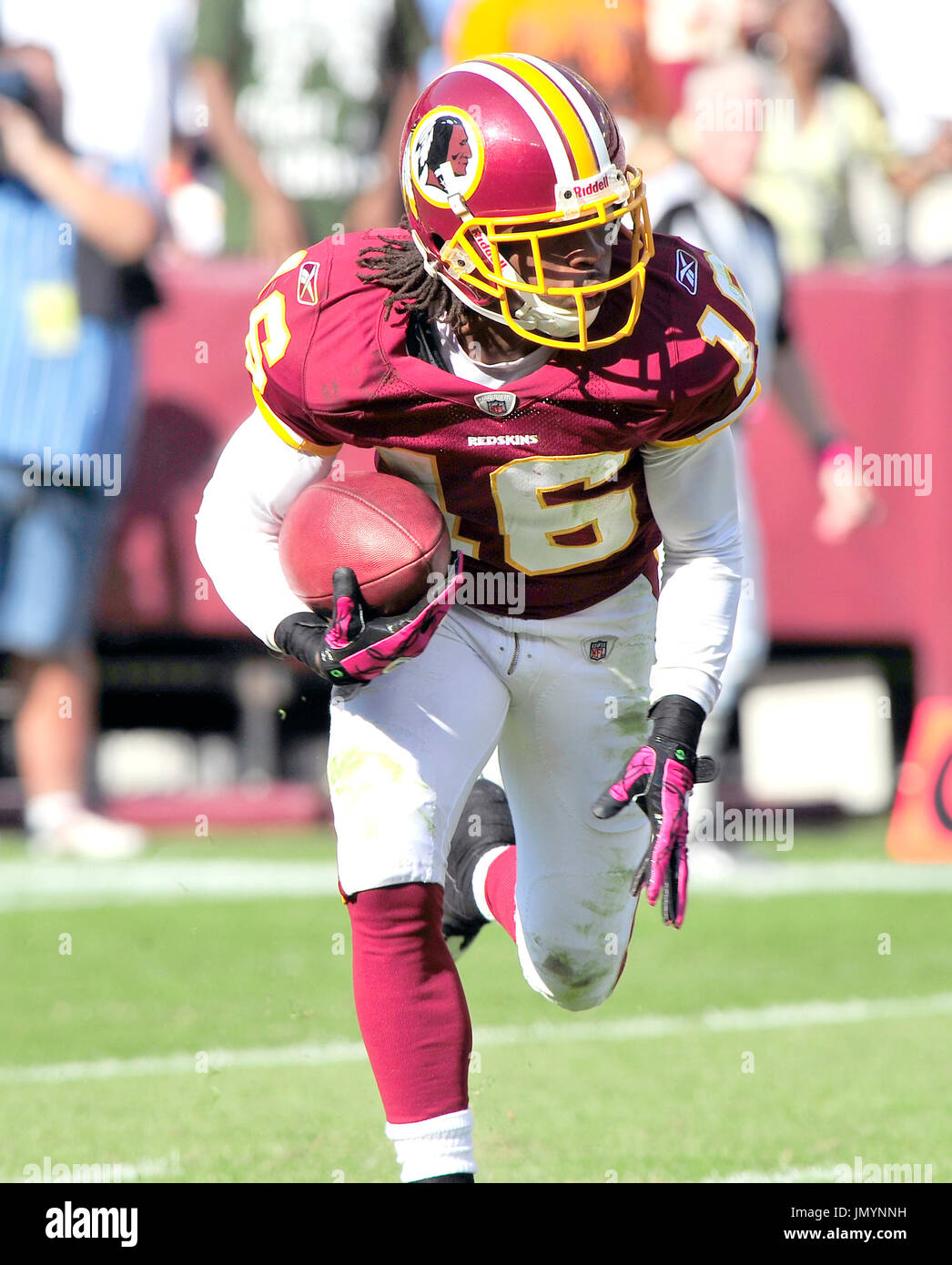 Washington Redskins kick returner Brandon Banks (16) returns a kick in ...