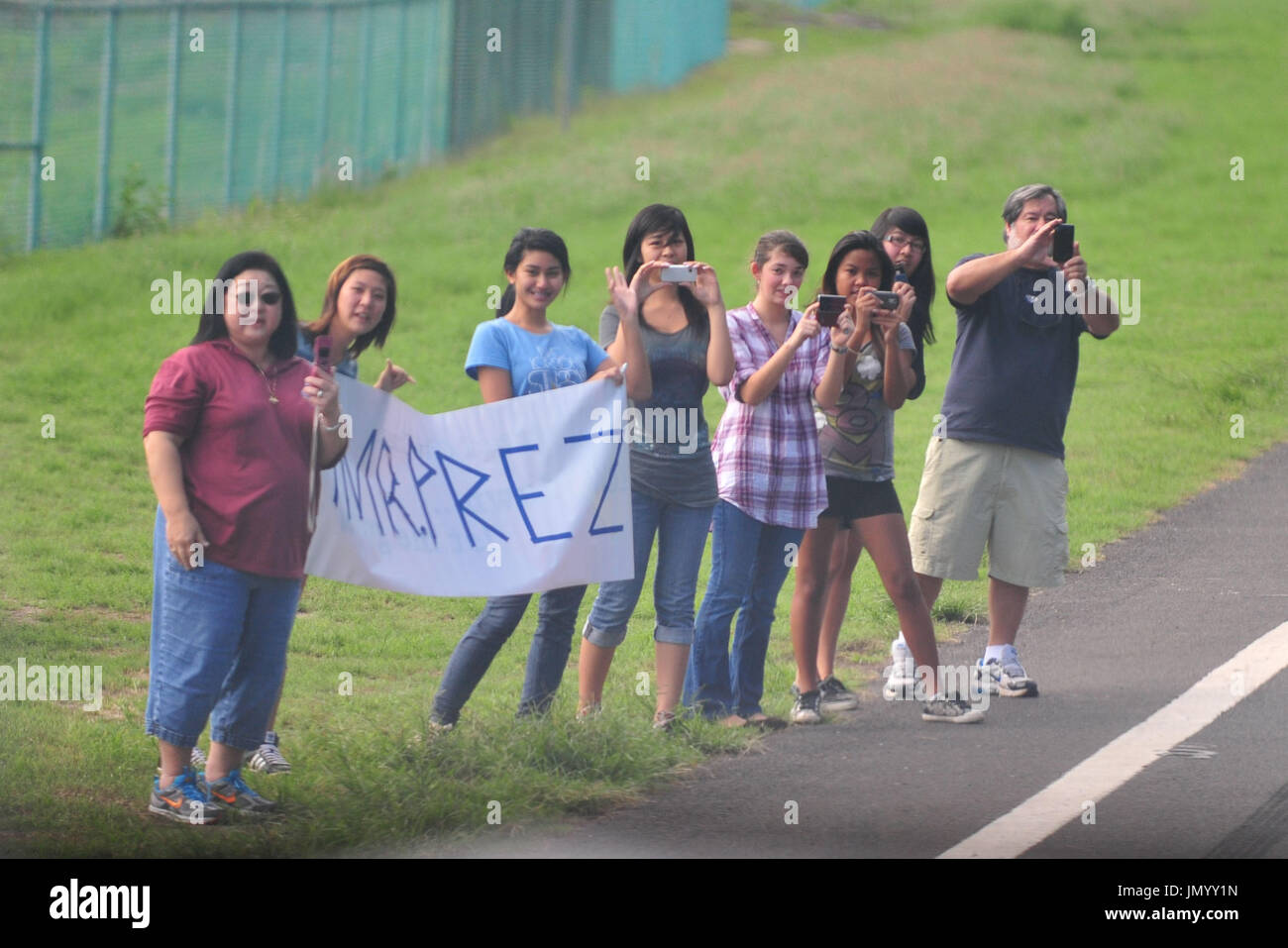 United States President Barack Obama's motorcade passes onlookers ...