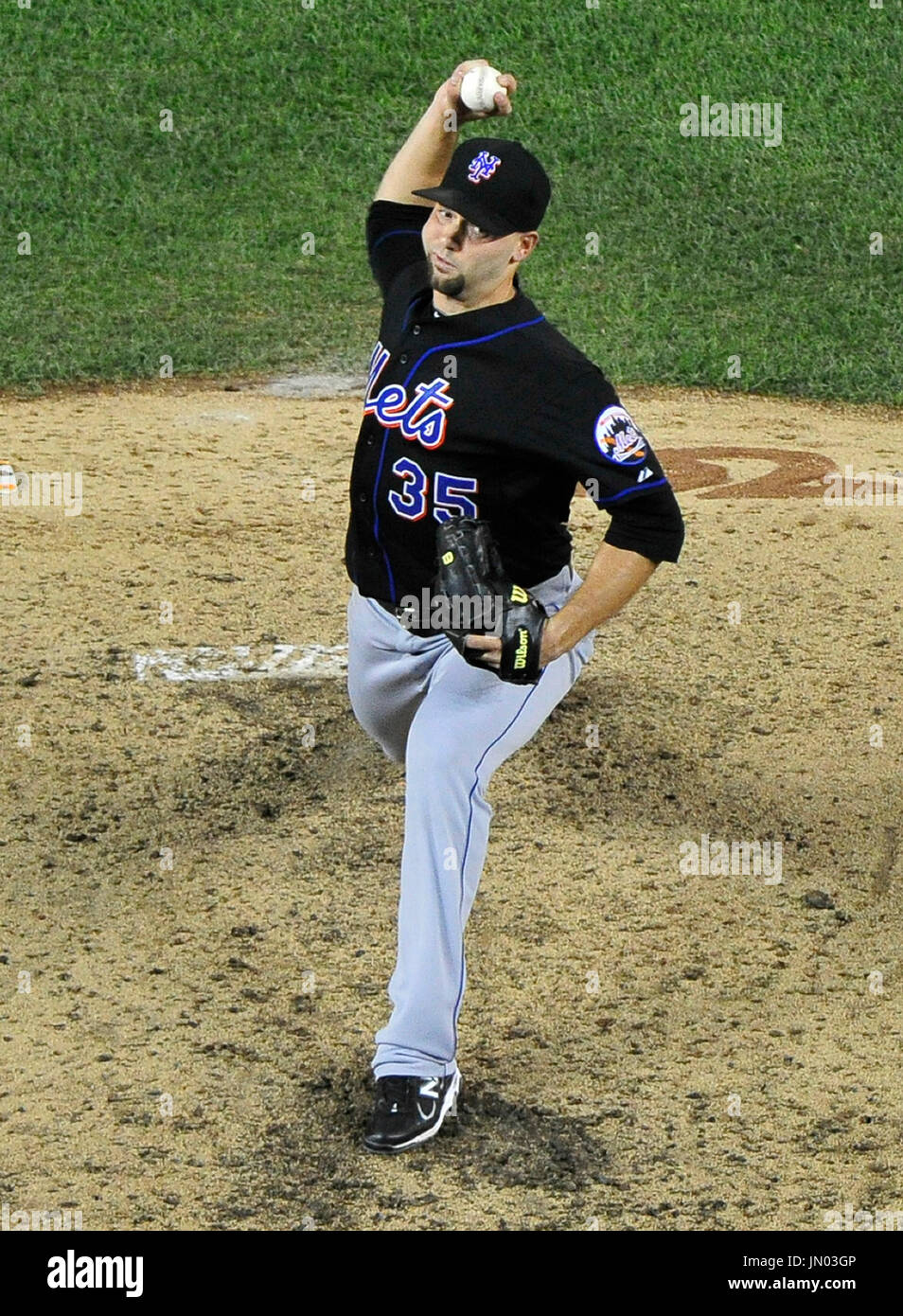 New York Mets pitcher Dillon Gee (35) pitches in the sixth inning ...