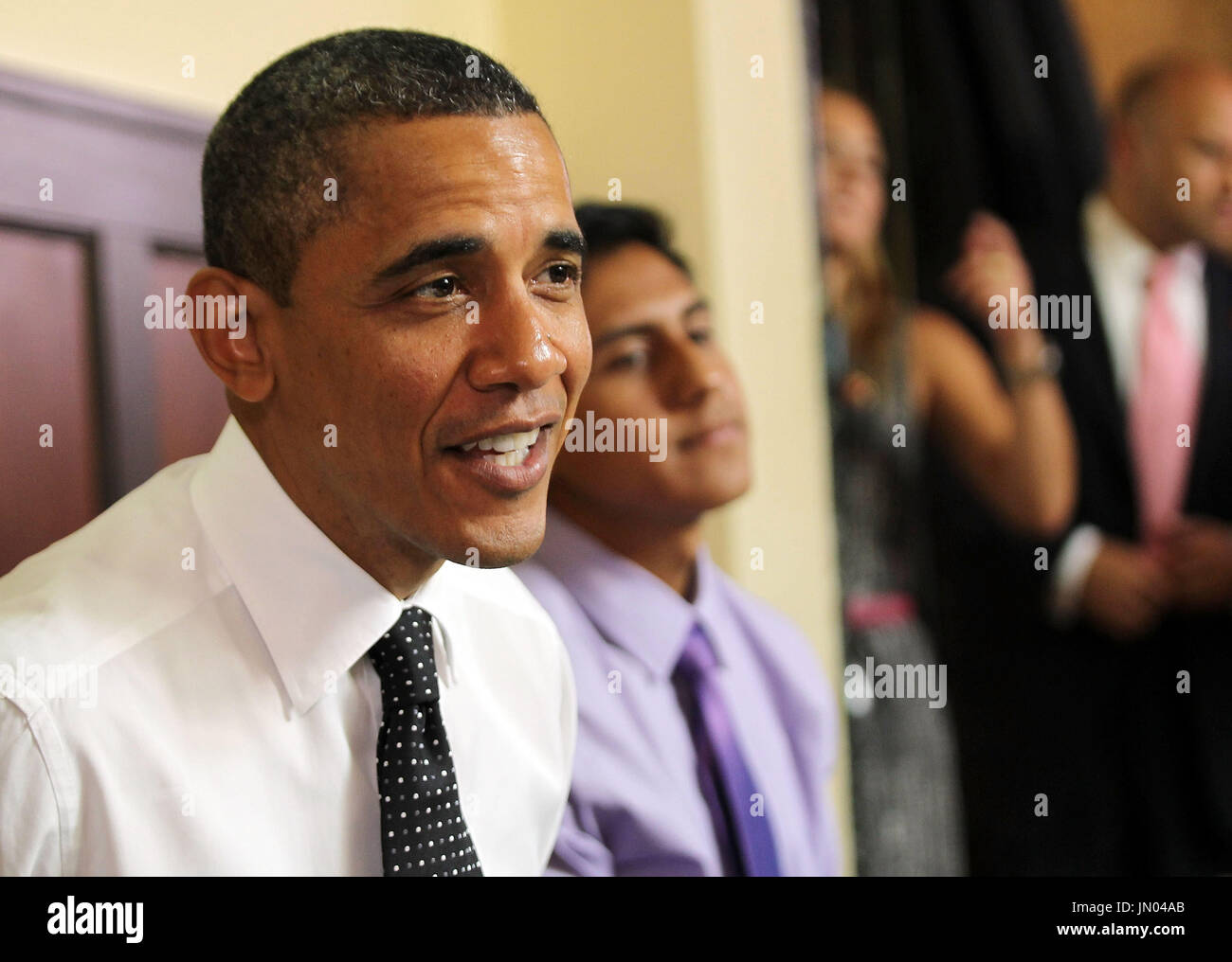 United States President Barack Obama chats with campaign volunteers ...