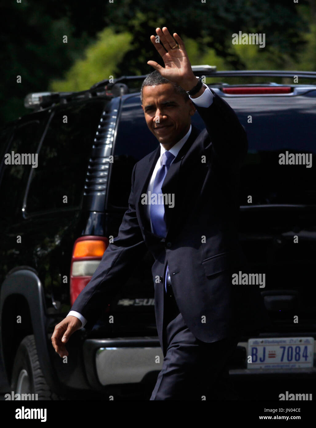 United States President Barack Obama waves as he walks from the Oval ...