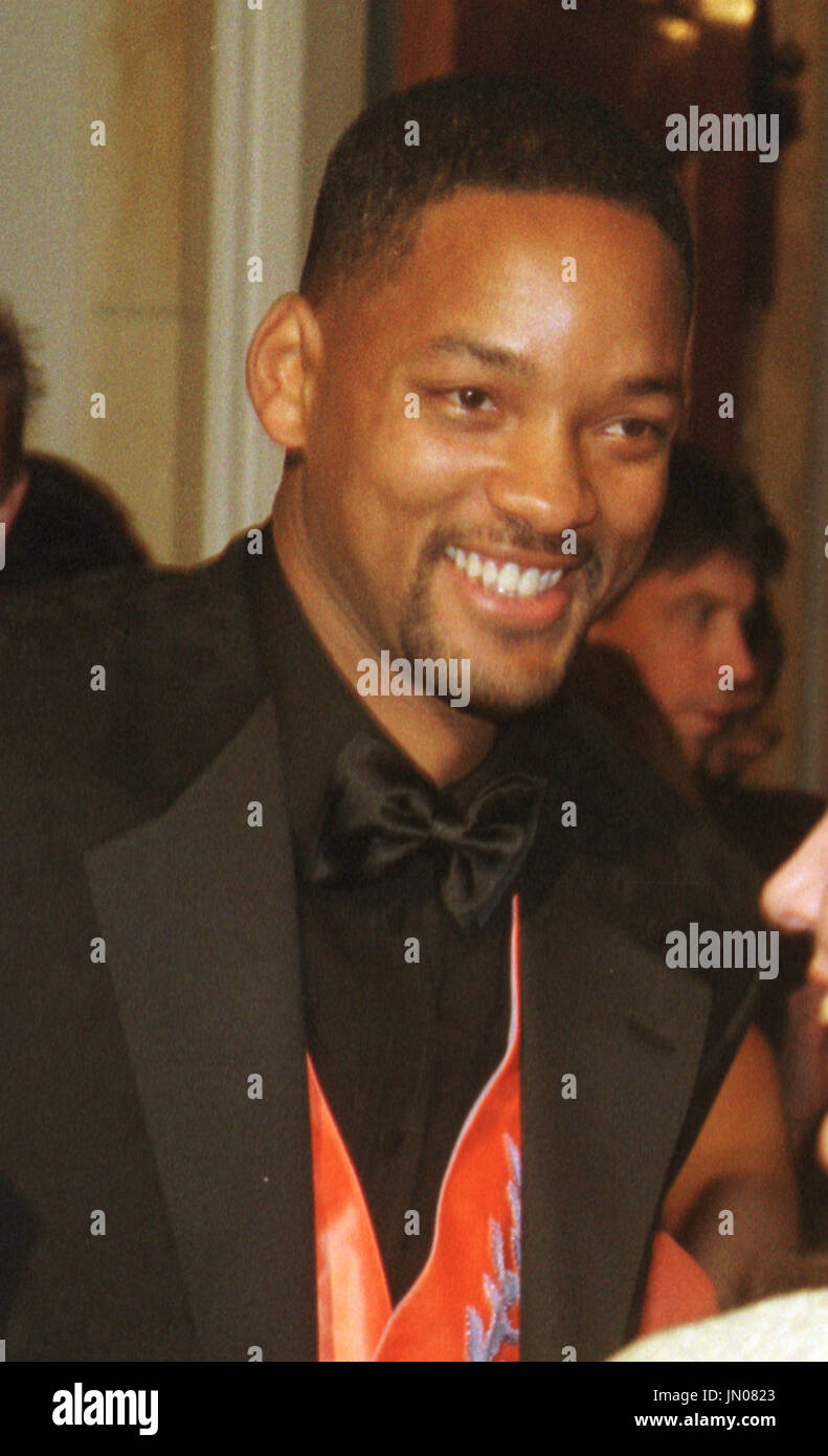 Will Smith smiles as he waits to be introduced to U.S. President Bill ...