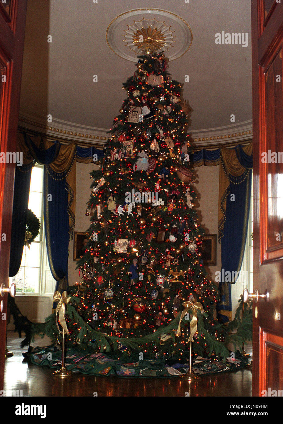 The centerpiece of the Blue Room is the official White House Christmas ...