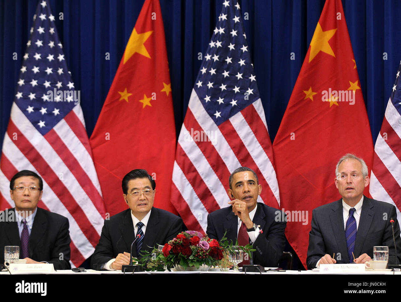 United States President Barack Obama (2nd R) and President Hu Jintao of ...