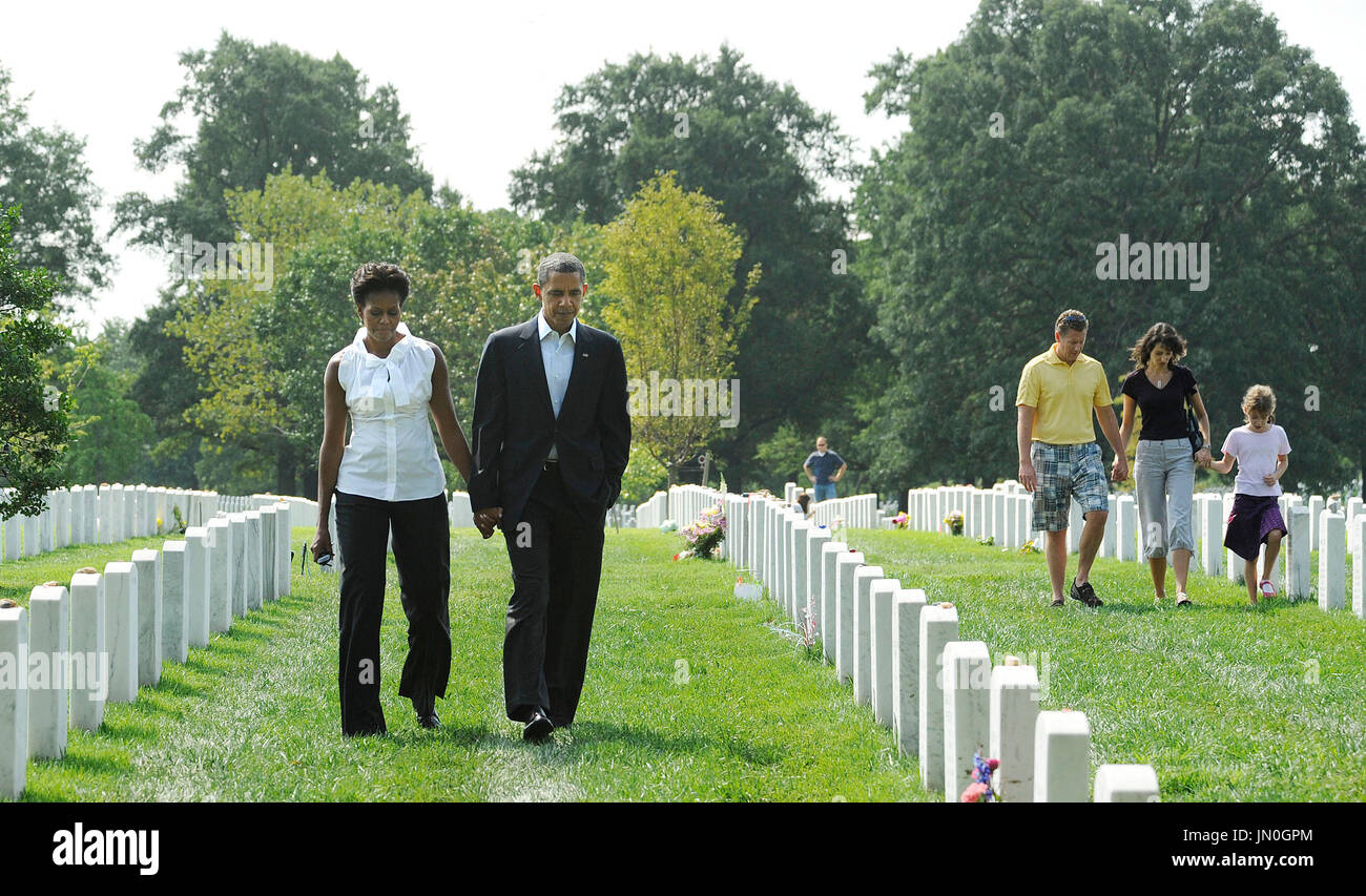 United States President Barack Obama and First Lady Michelle Obama hold ...