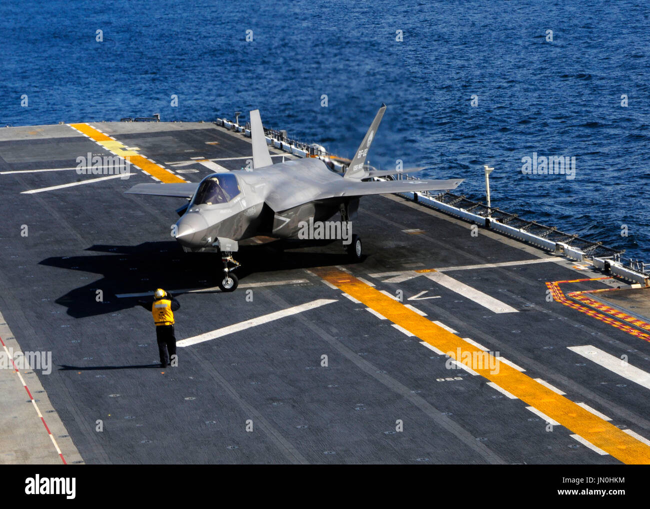 An F-35B Lightning II makes the first vertical landing on a flight deck ...