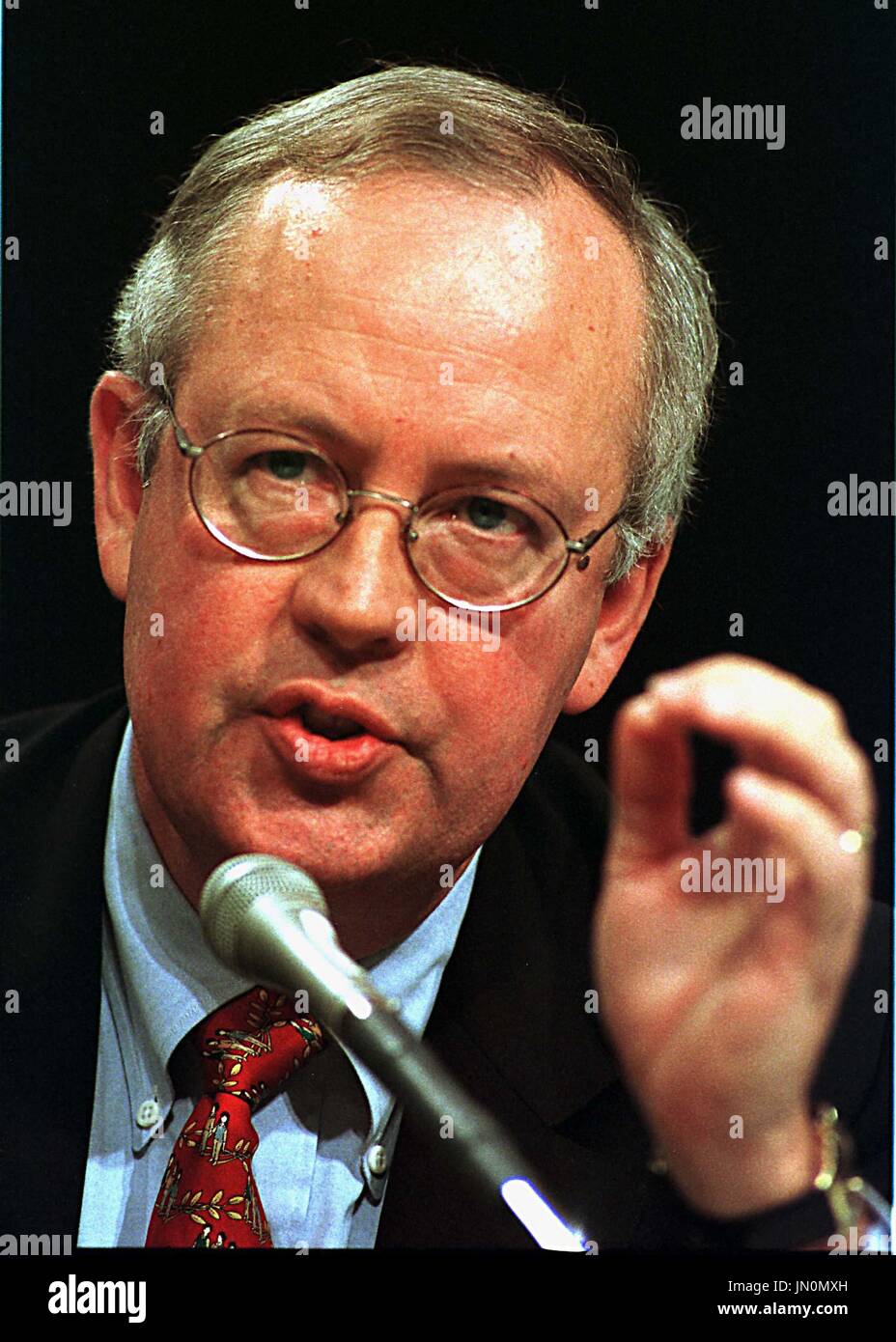 Kenneth W. Starr, Whitewater Independent Counsel, testifies before the ...