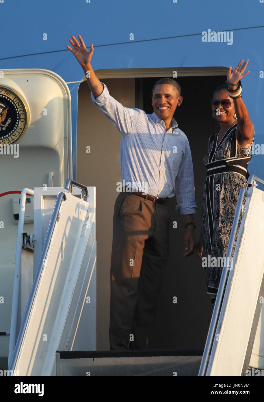 United States President Barack Obama and first lady Michelle Obama wave ...