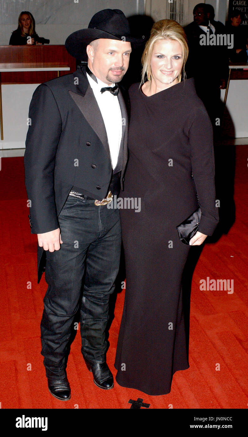 Country singers Garth Brooks and Trisha Yearwood pose for photographers ...