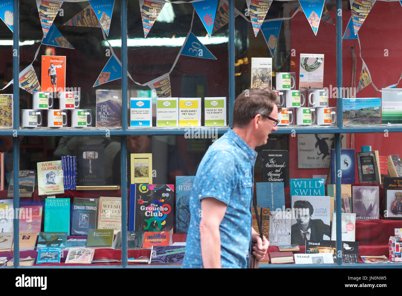 Bookshop window display hi-res stock photography and images - Alamy