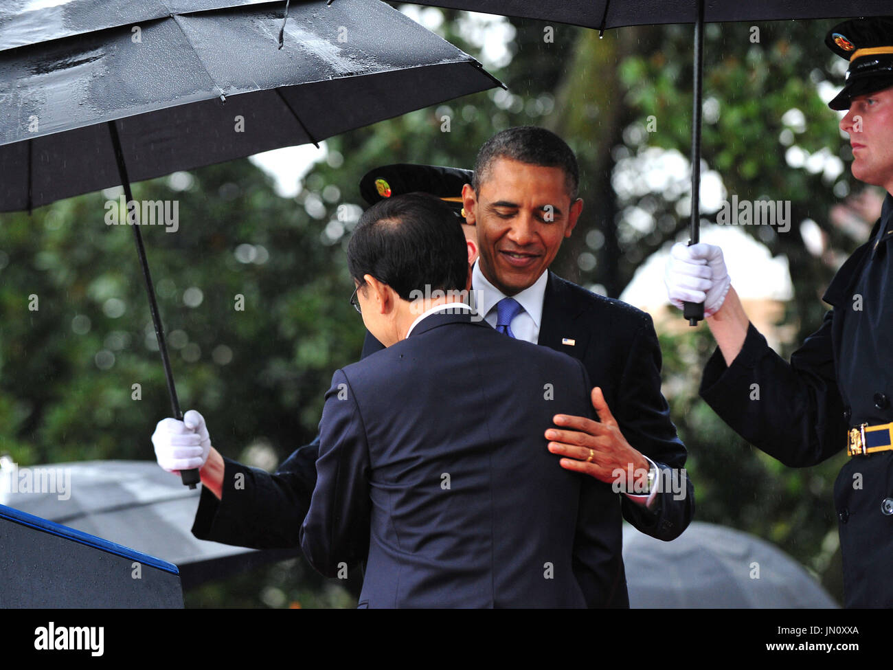 United States President Barack Obama hugs South Korean President Lee ...