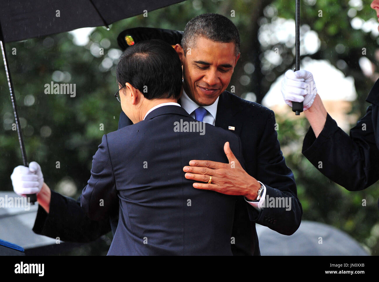 United States President Barack Obama hugs South Korean President Lee ...