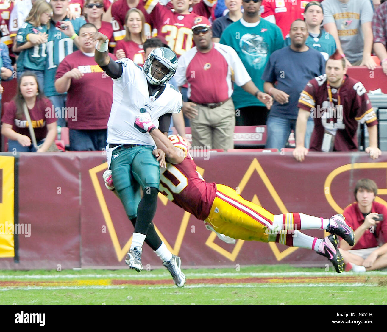 Philadelphia Eagles quarterback Vince Young (9) is pressured by ...