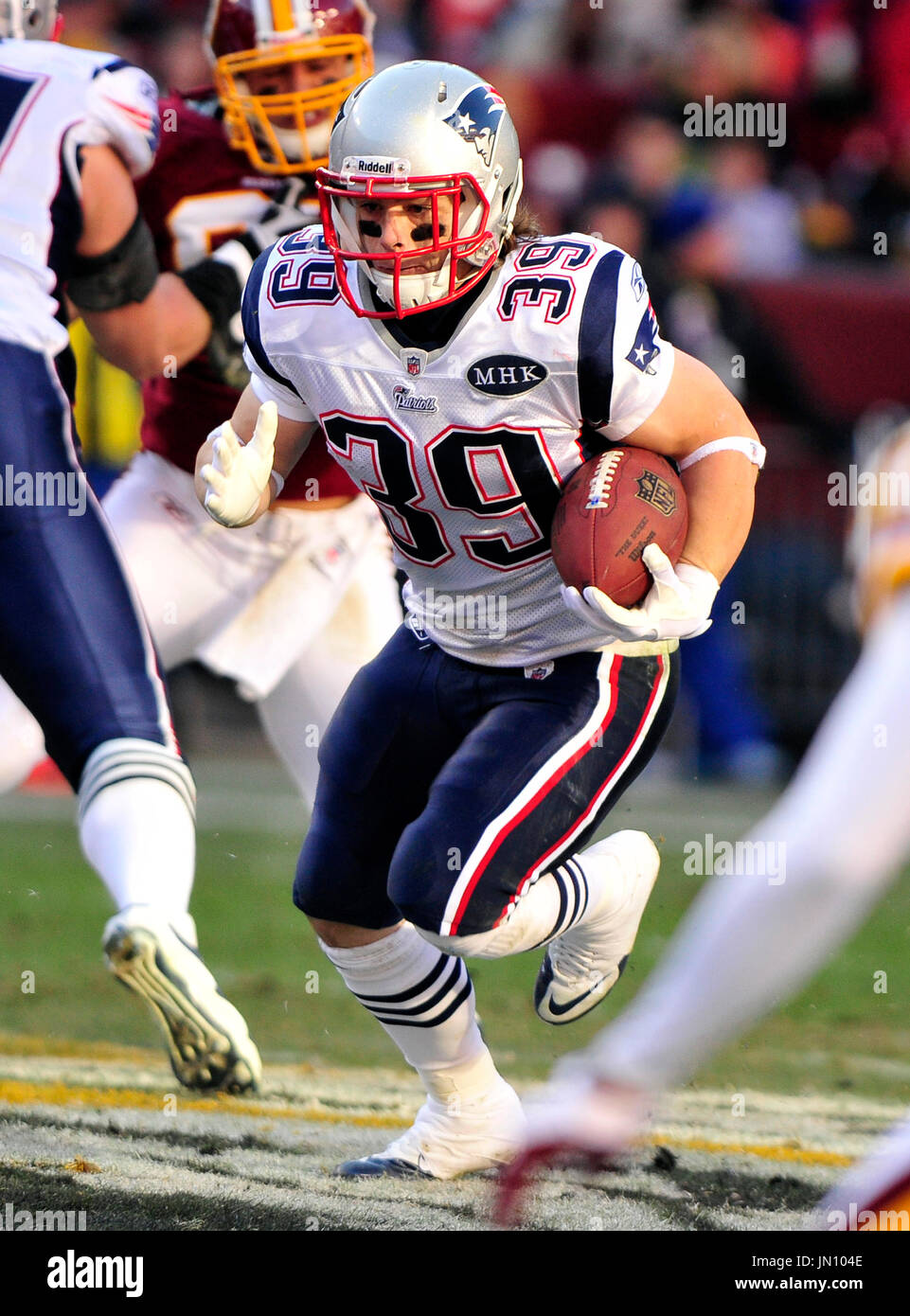 New England Patriots running back Danny Woodhead (39) carries the ball ...