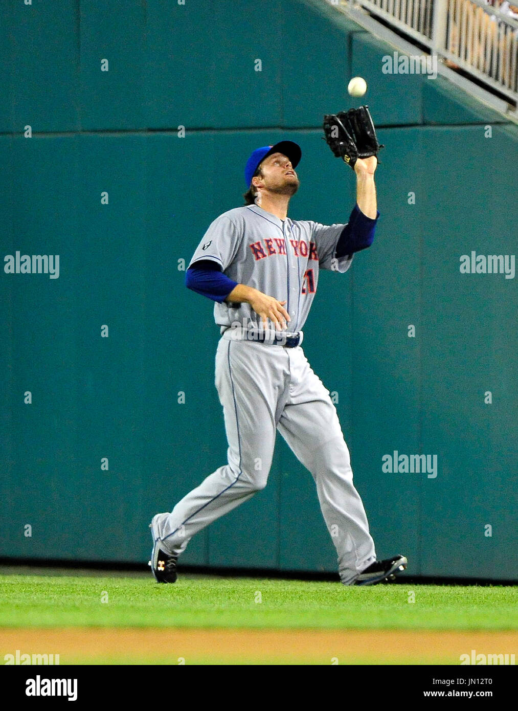New York Mets right fielder Lucas Duda (21) catches a fly ball of the ...