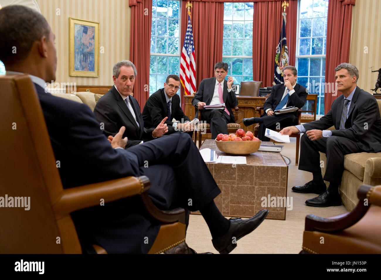 United States President Barack Obama meets with advisors in the Oval ...