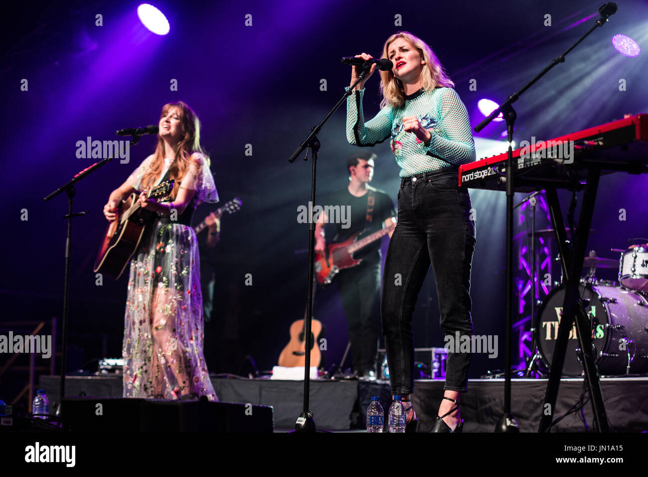 Cambridge, UK. 28th July, 2017 Country music duo Catherine and Lizzy ...