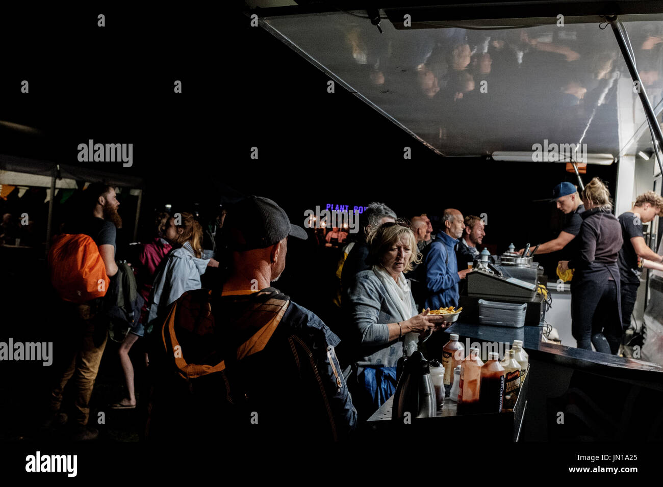 Cambridge, UK. 28th July, 2017 Festival goers grab late night snacks ...