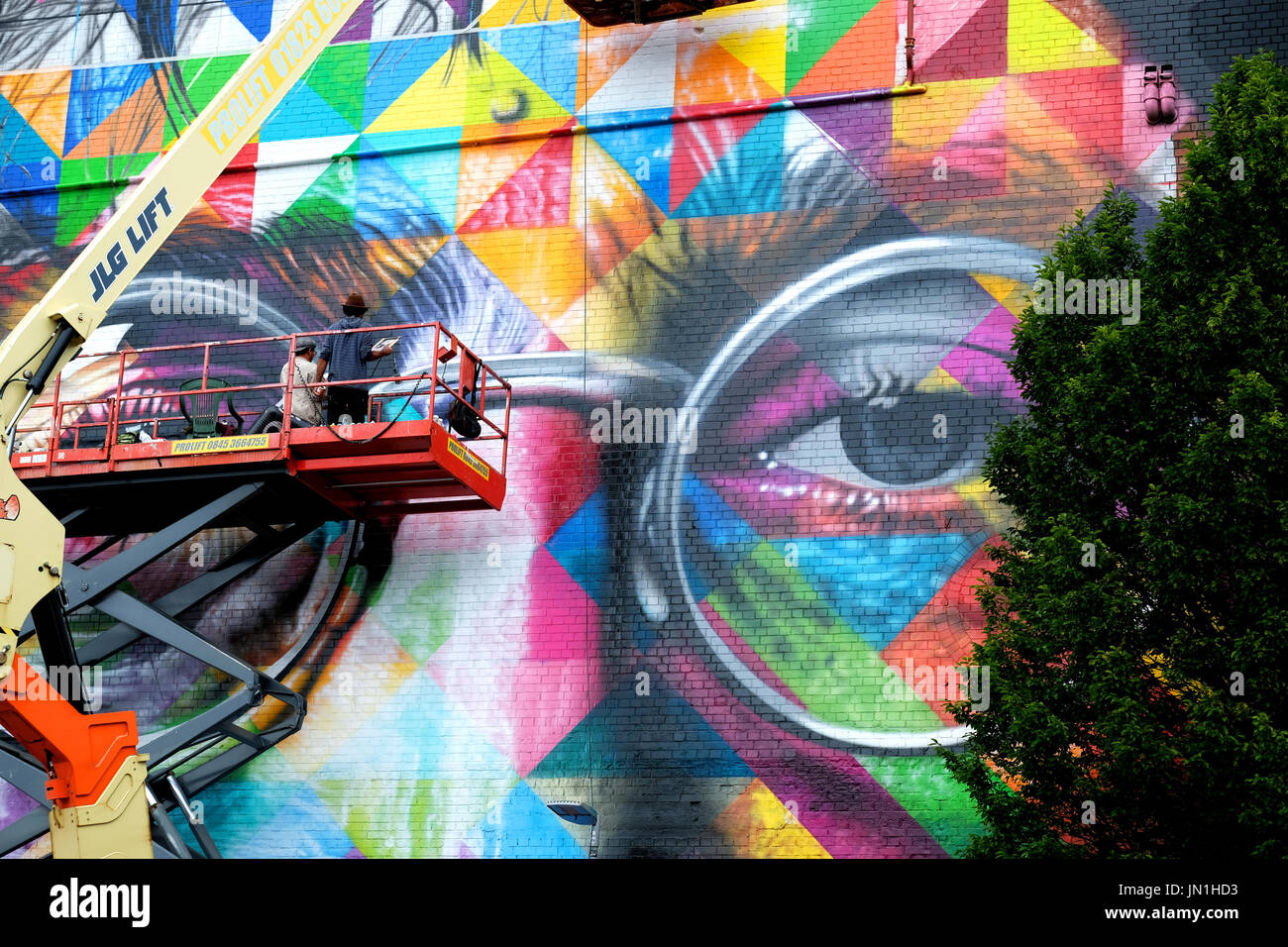 Bristol, UK. 29th July, 2017. Numerous Grafitti artist work on a huge ...