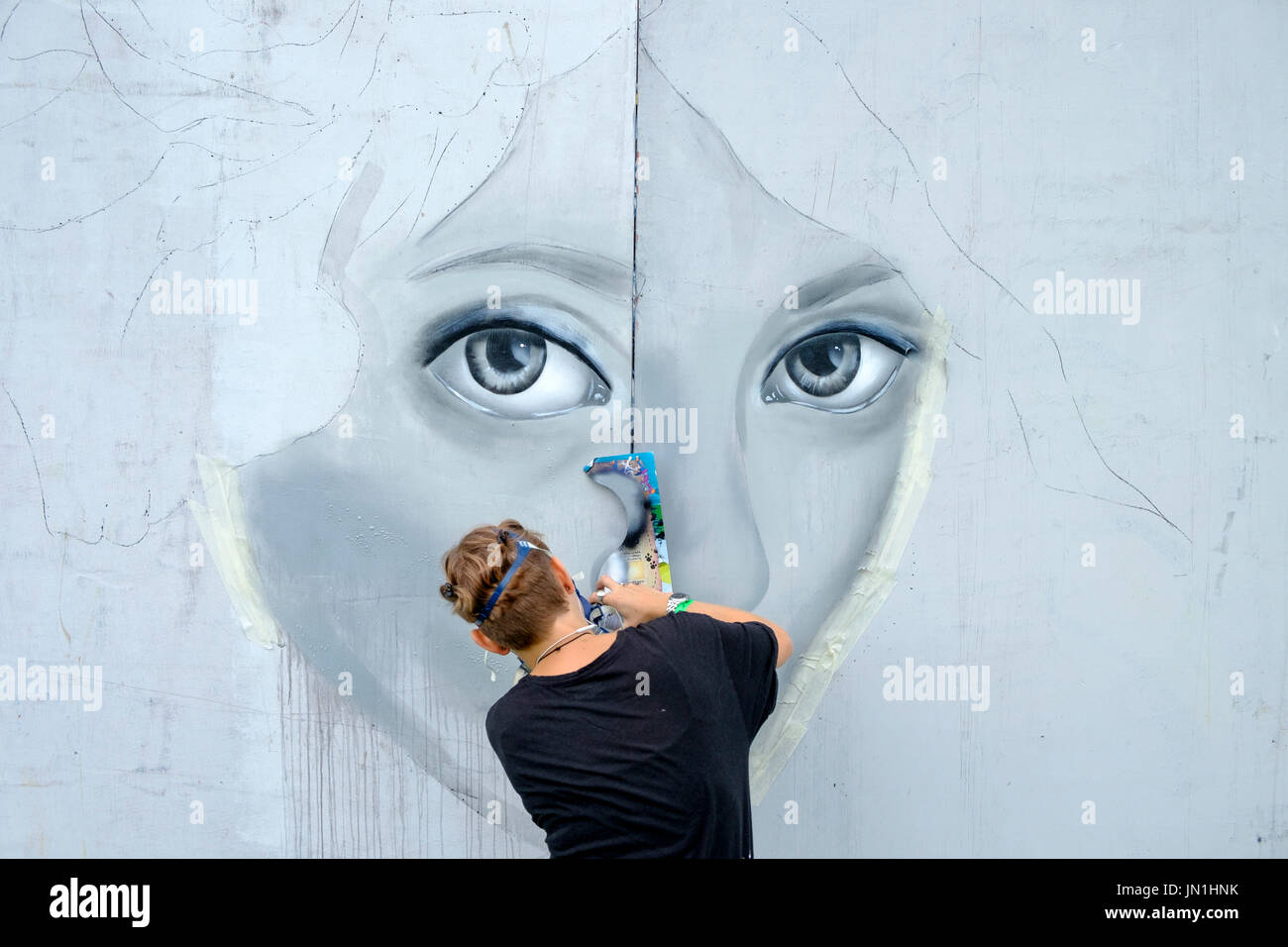 Bristol, UK. 29th July, 2017. An artist is pictured in South Street ...