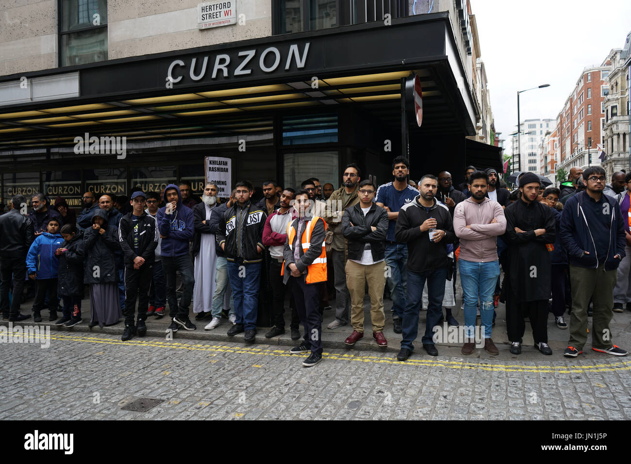 Saudi Embassy, London, England, UK. 29th July, 2017. Hundreds from the ...