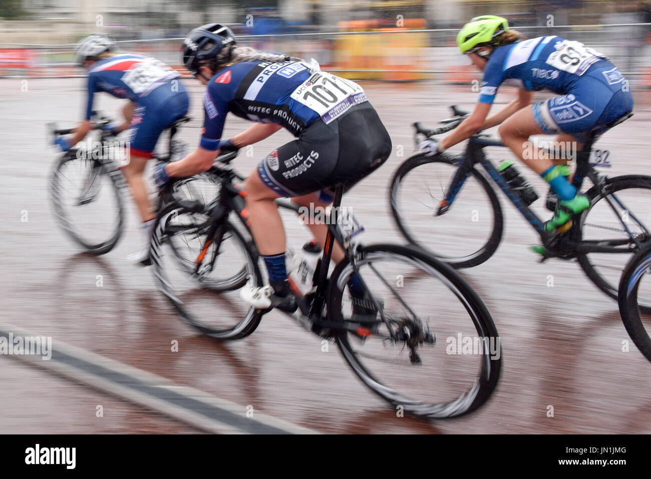 London, UK. 29 July 2017. Elite women riders pass Buckingham Palace ...