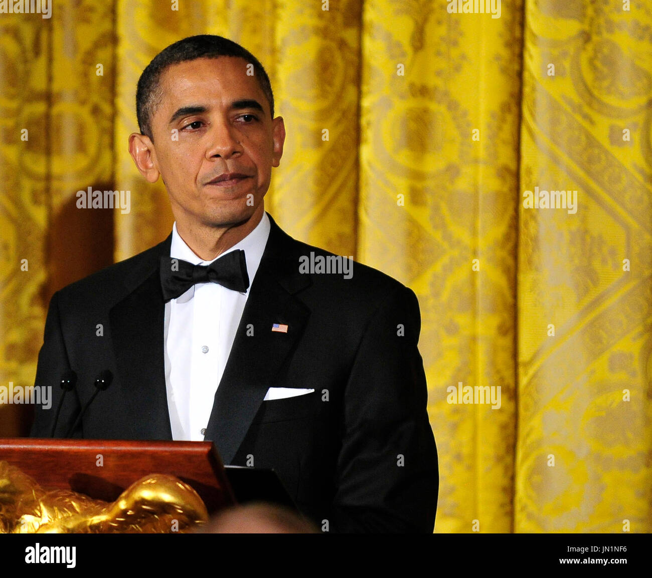 United States President Barack Obama makes remarks at a dinner he and ...