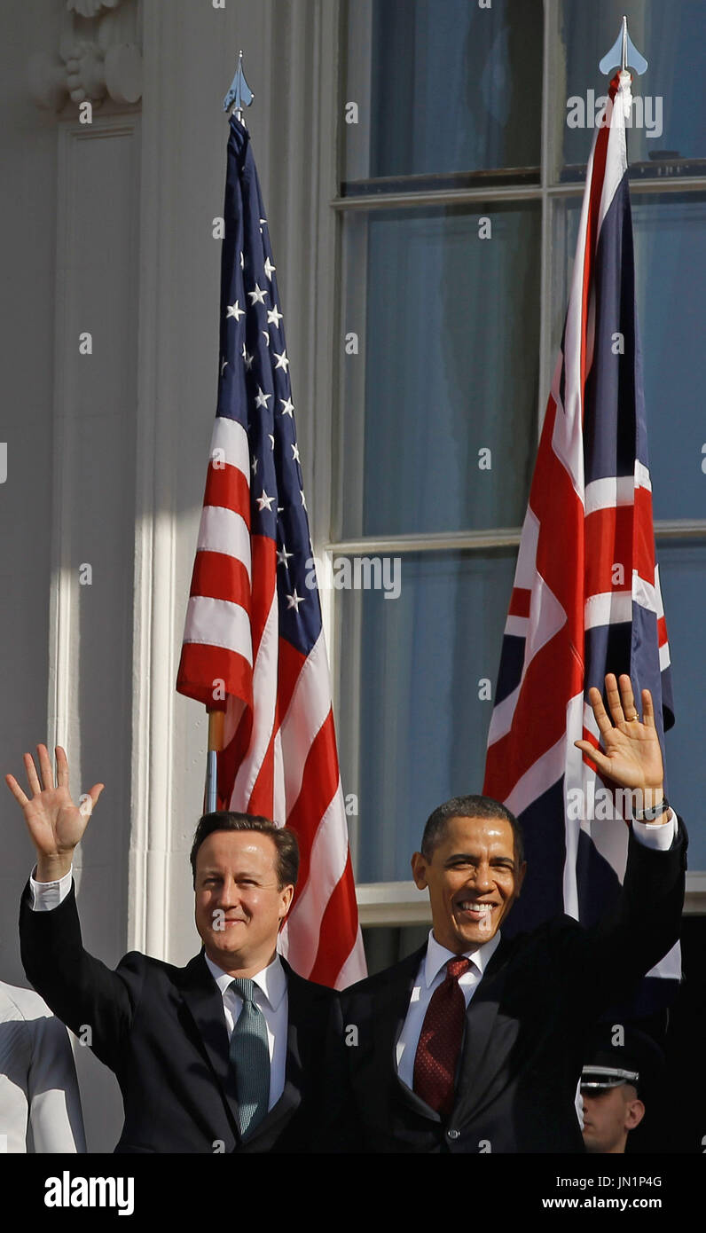 U.S. President Barack Obama (R) and British Prime Minister David ...