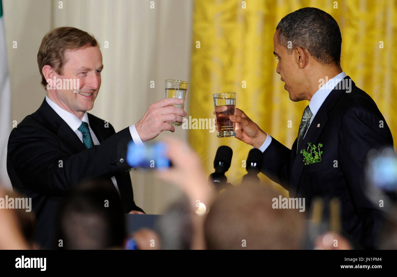 United States President Barack Obama (R) toasts with Irish Prime ...