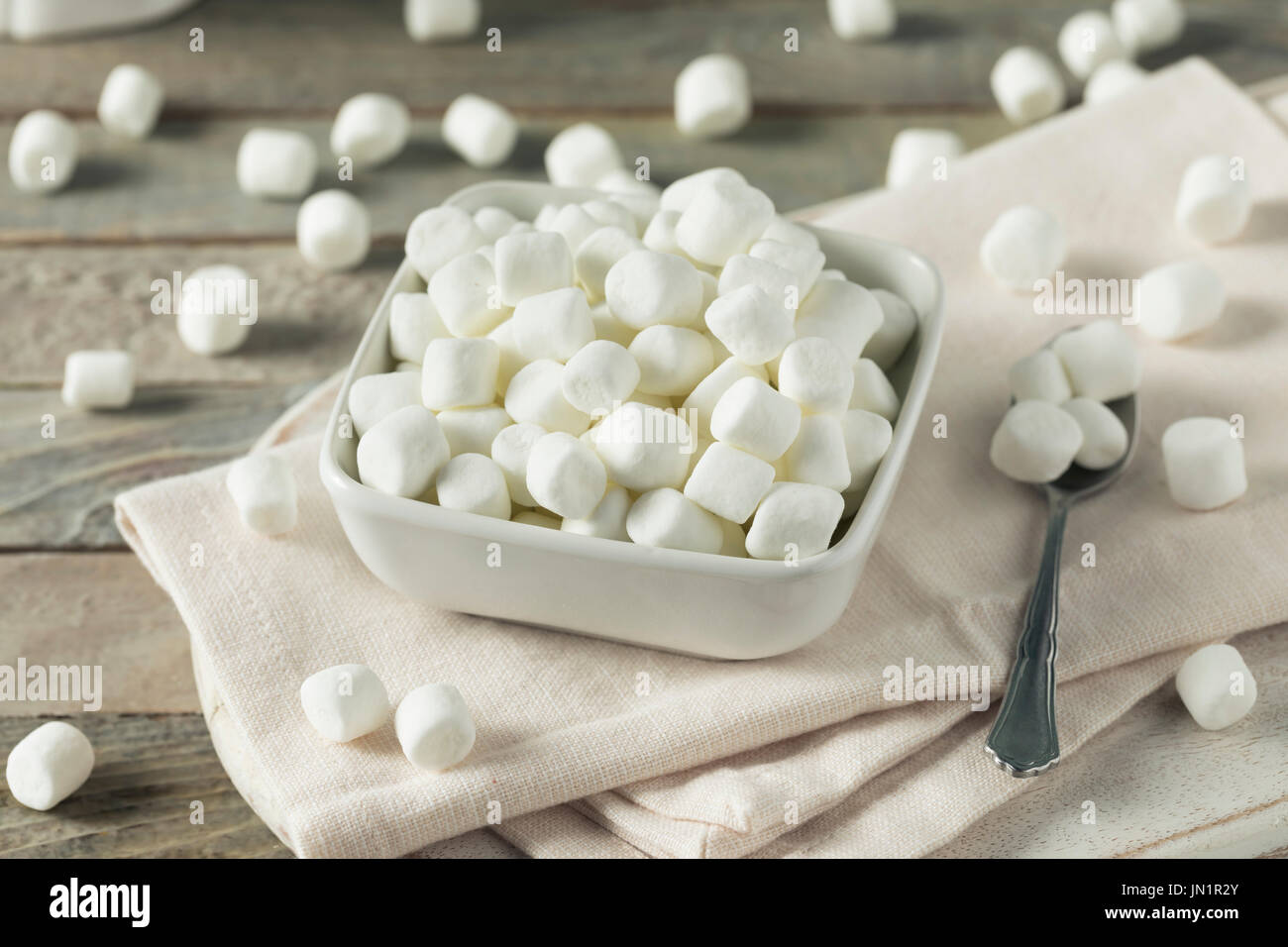 White sweet mini marshmallows hi-res stock photography and images - Alamy