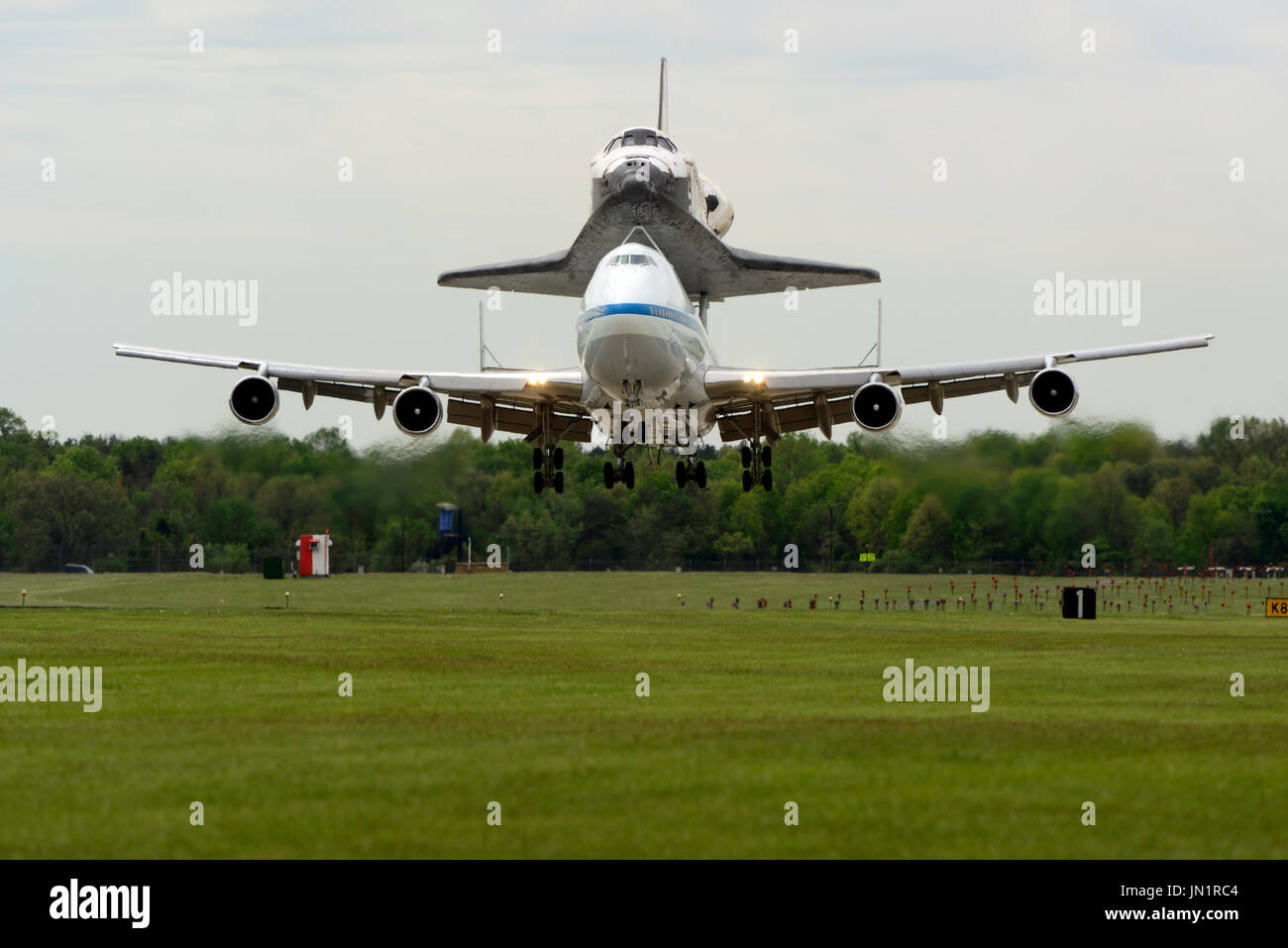 Space Shuttle Discovery arrives at Washington Dulles International ...