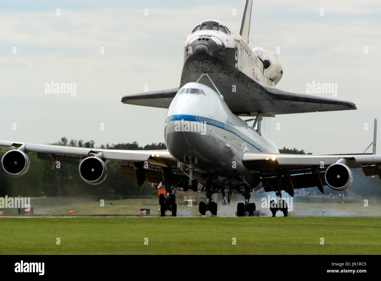 Space Shuttle Discovery arrives at Washington Dulles International ...