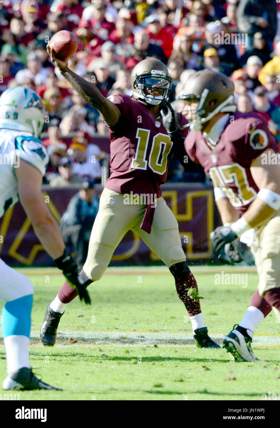 Washington Redskins quarterback Robert Griffin III (10) looks to pass ...