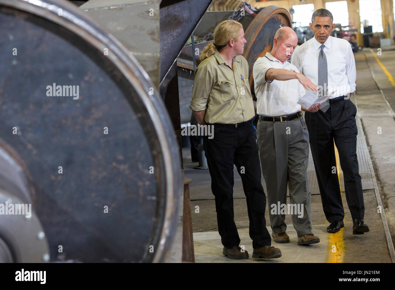 President Barack Obama tours Ellicott Dredges, a manufacturer of ...