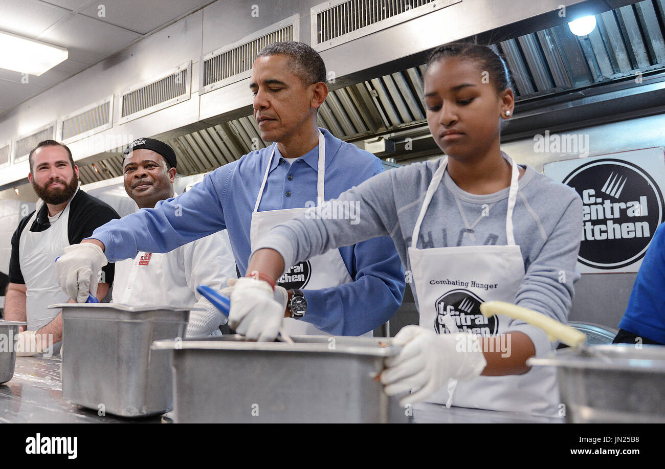 United States President Barack Obama and his daughter Sasha participate ...