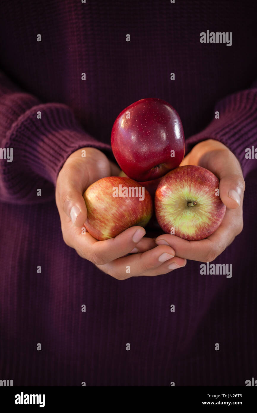 Man holding apples hi-res stock photography and images - Alamy