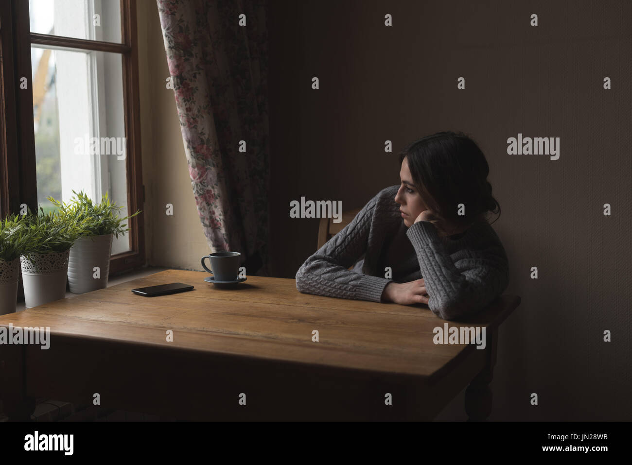 Woman leaning on table hi-res stock photography and images - Alamy