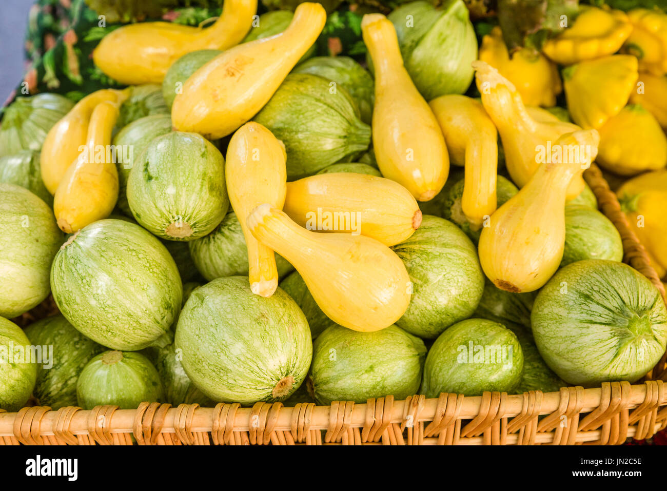 Fresh yellow squash hi-res stock photography and images - Alamy