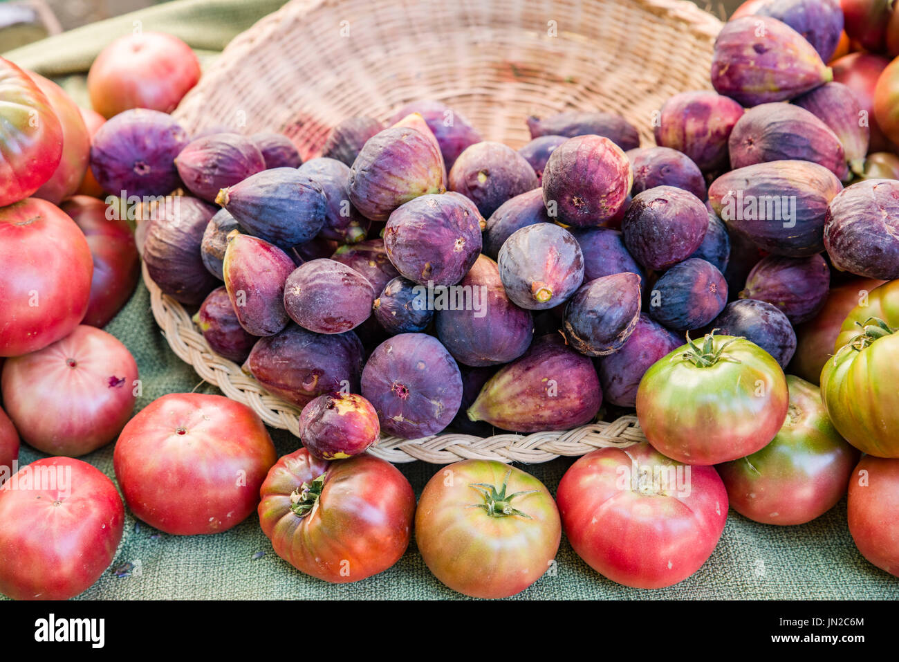 Display of fresh tomatoes hi-res stock photography and images - Alamy