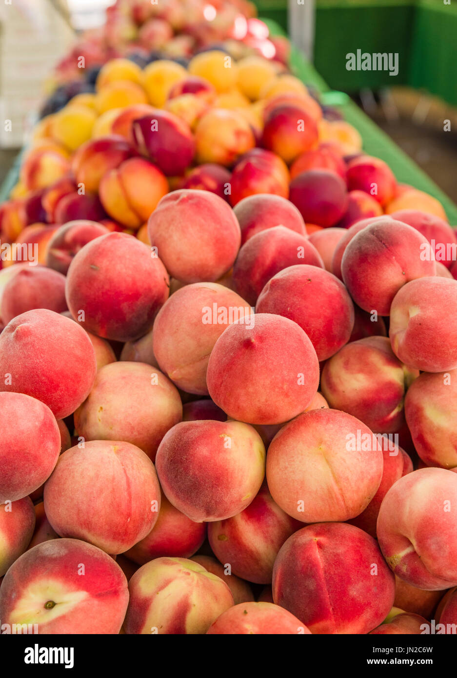 Fresh peaches at the farmers market display Stock Photo - Alamy